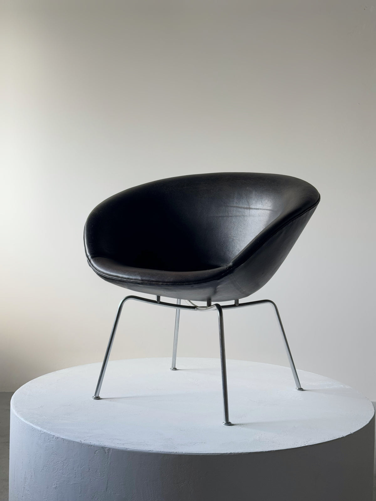 Model 3318 the Pot lounge chair by Arne Jacobsen